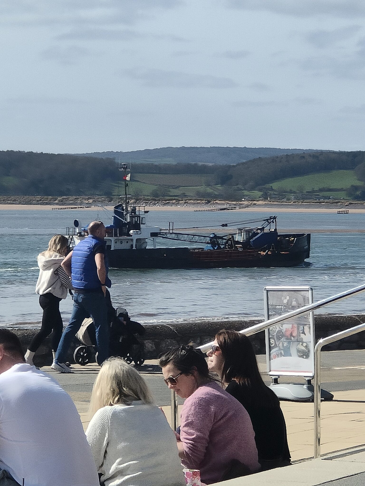 Dredger Mannin Arriving in The Exe – Exmouth Quay Residents Forum
